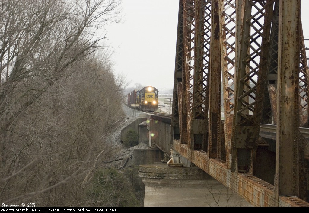 CSX 8410 Q573 approaches the Barren River Bridge
